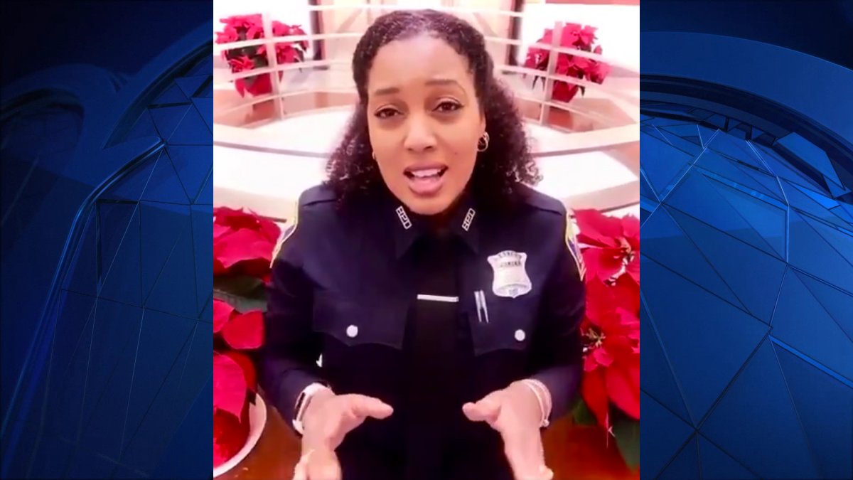 Police Officer Sings Holiday Carol – NBC Boston