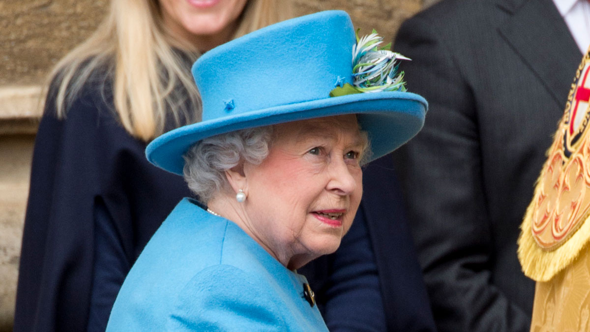 Queen Elizabeth II Is All Smiles in New Portrait Released Before Her ...