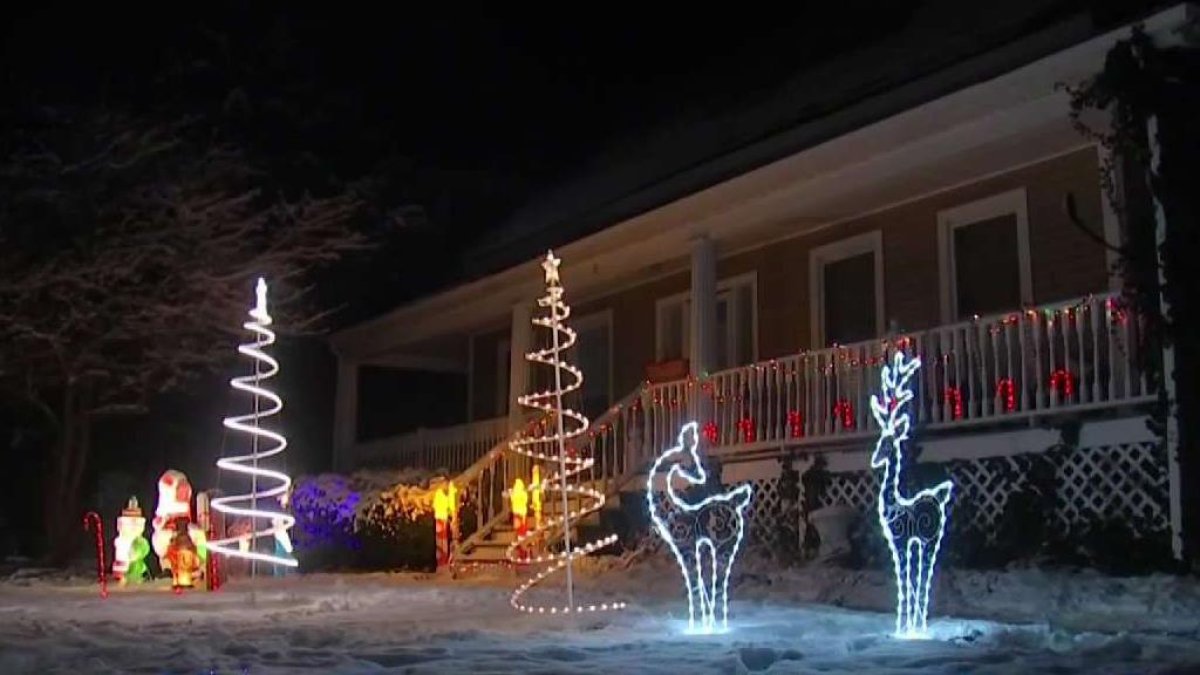 ‘The Vile Grinch’: Thief Stealing Christmas Decorations in Wrentham ...