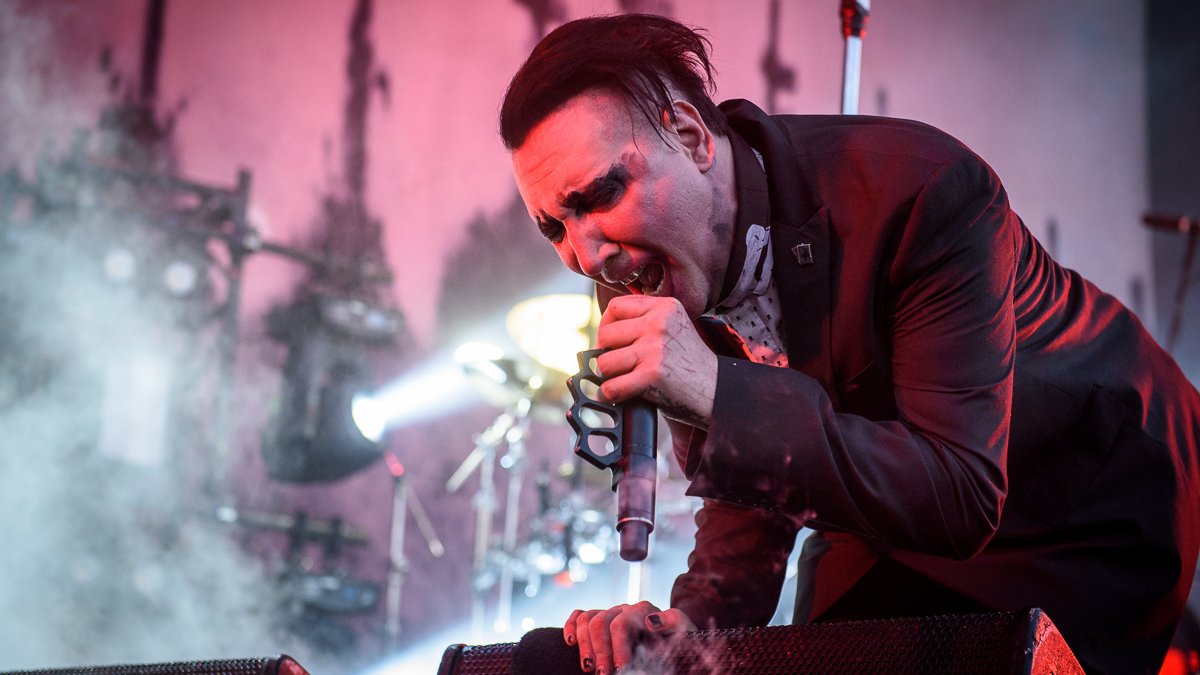 Marilyn Manson completes community service sentence for blowing nose on ...