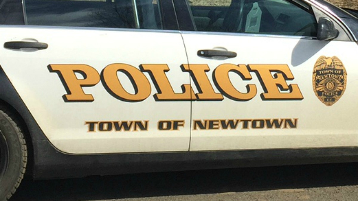 1 dead, 4 injured after driver misses curve and crashes into tree in ...