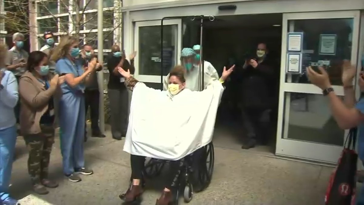 ER Nurse Fighting Coronavirus at Her Own Hospital Heads Home to Cheers ...