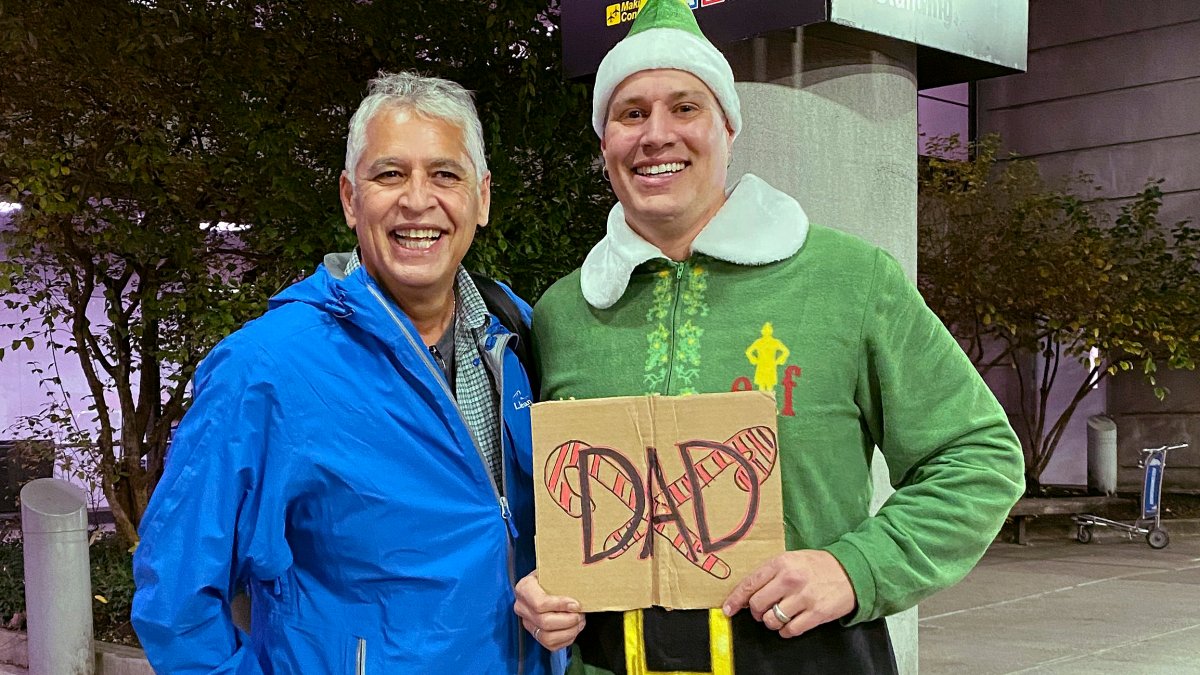 Meet the ‘Buddy the Elf’ Whose Heart-Warming Reunion With His Dad Went ...