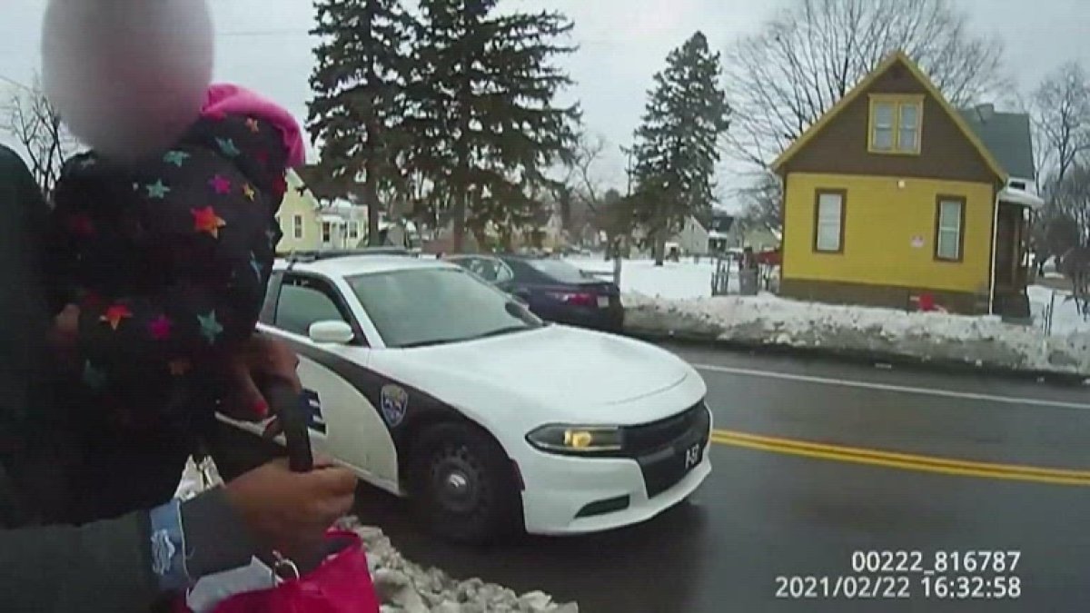 Bodycam Footage Shows Police Pepper-Spray Woman With Her 3-Year-Old ...