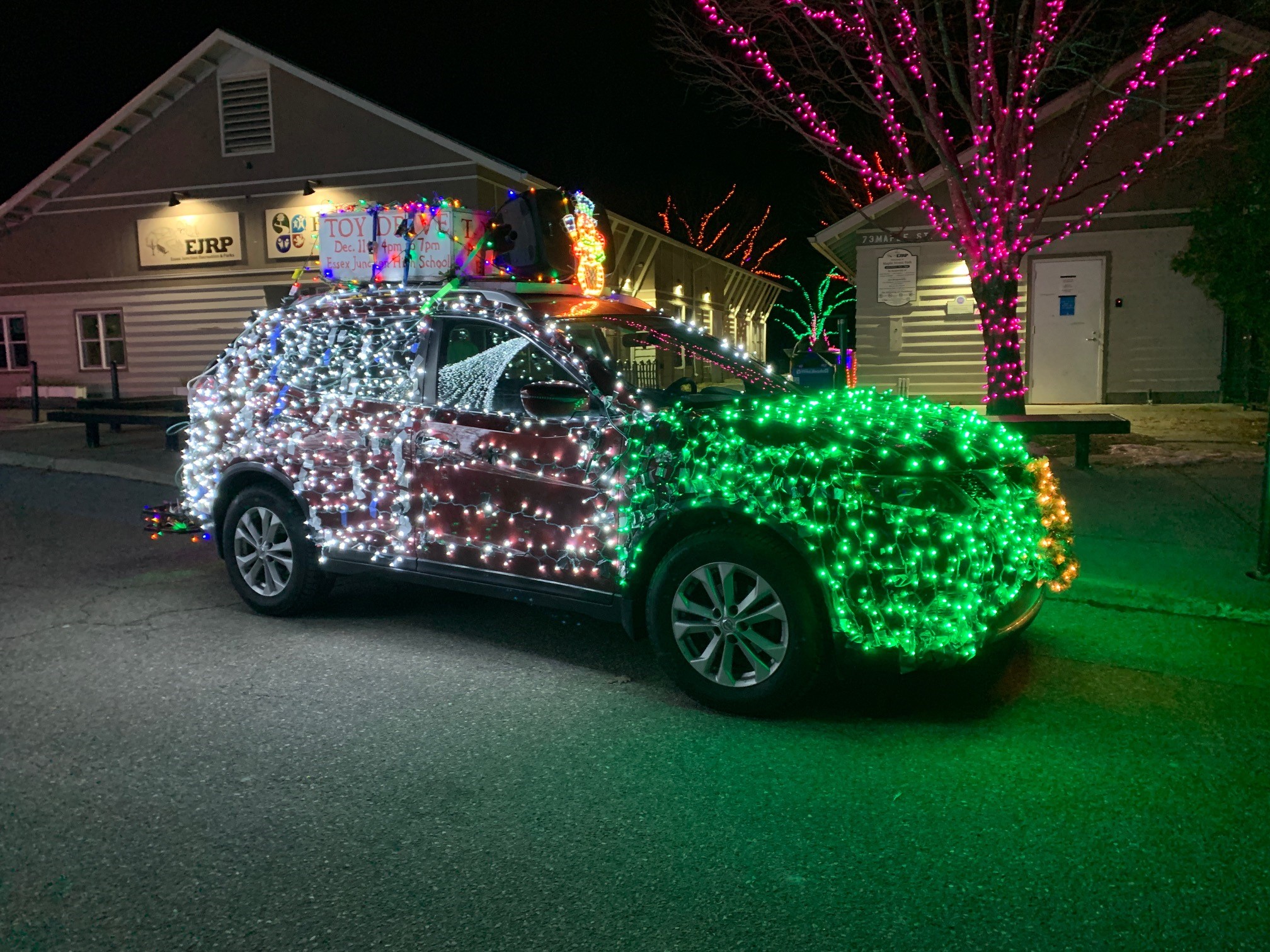 Santa’s Sleigh: Christmas-y SUV Lights Up Vermont for Charity Toy Drive ...