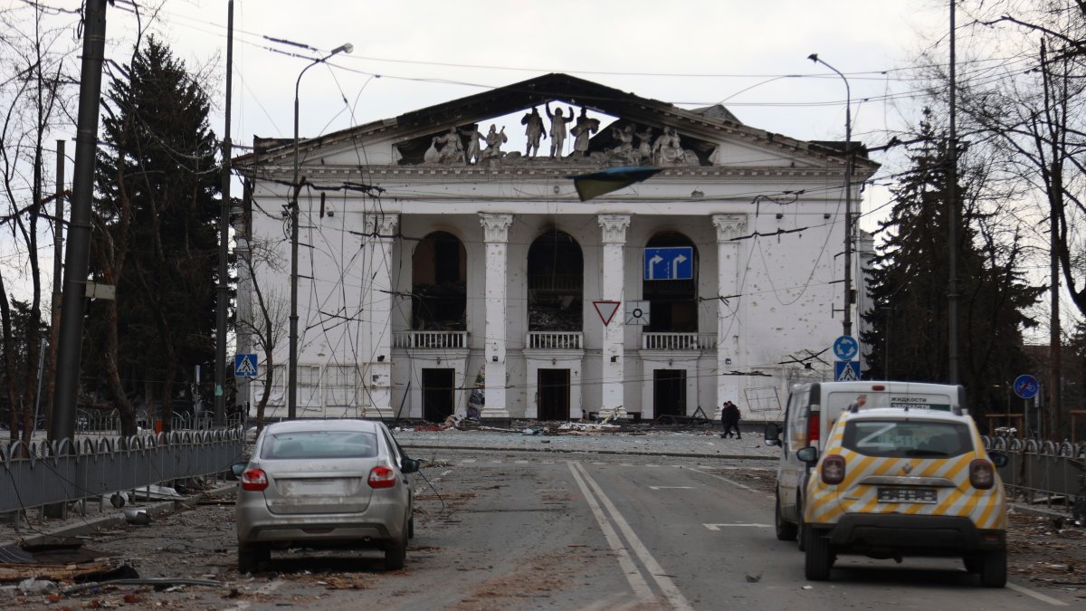 Mariupol’s Dead at 5,000 as Ukraine Braces for Russian Offensive in ...