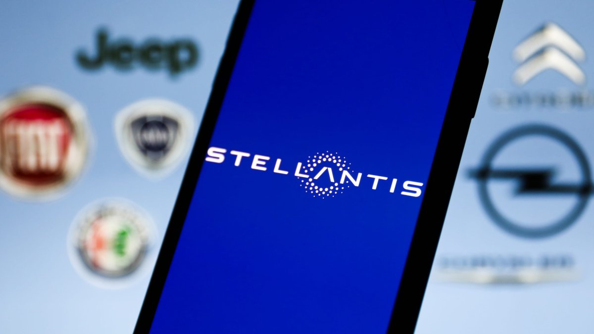 Stellantis recalls Jeep, Dodge, Chrysler vehicles to fix software ...
