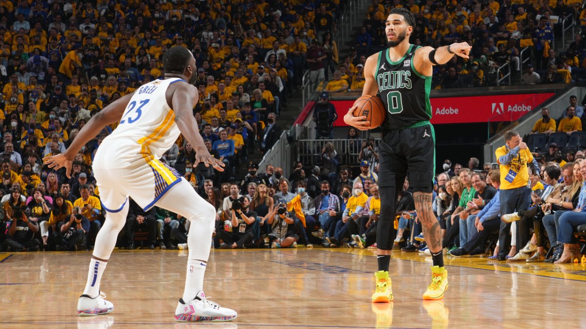 Jayson Tatum Refuses to Give Ball to Draymond Green Following Whistle ...