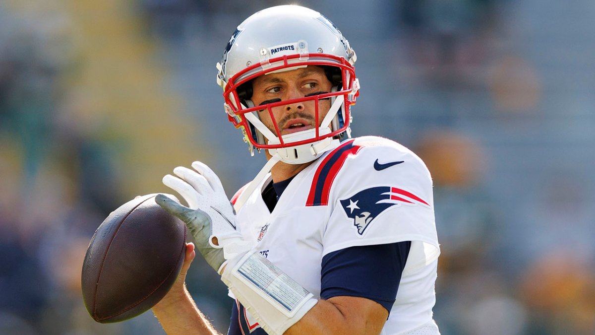 Pats QB Brian Hoyer Exits Packers Game After Huge Hit; Rookie Takes ...