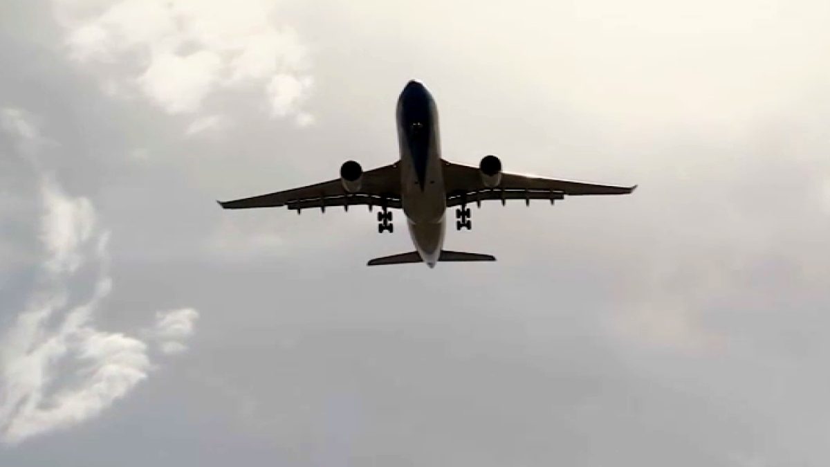 JetBlue flight from Orlando to Worcester rolls off Fla. taxiway – NBC ...