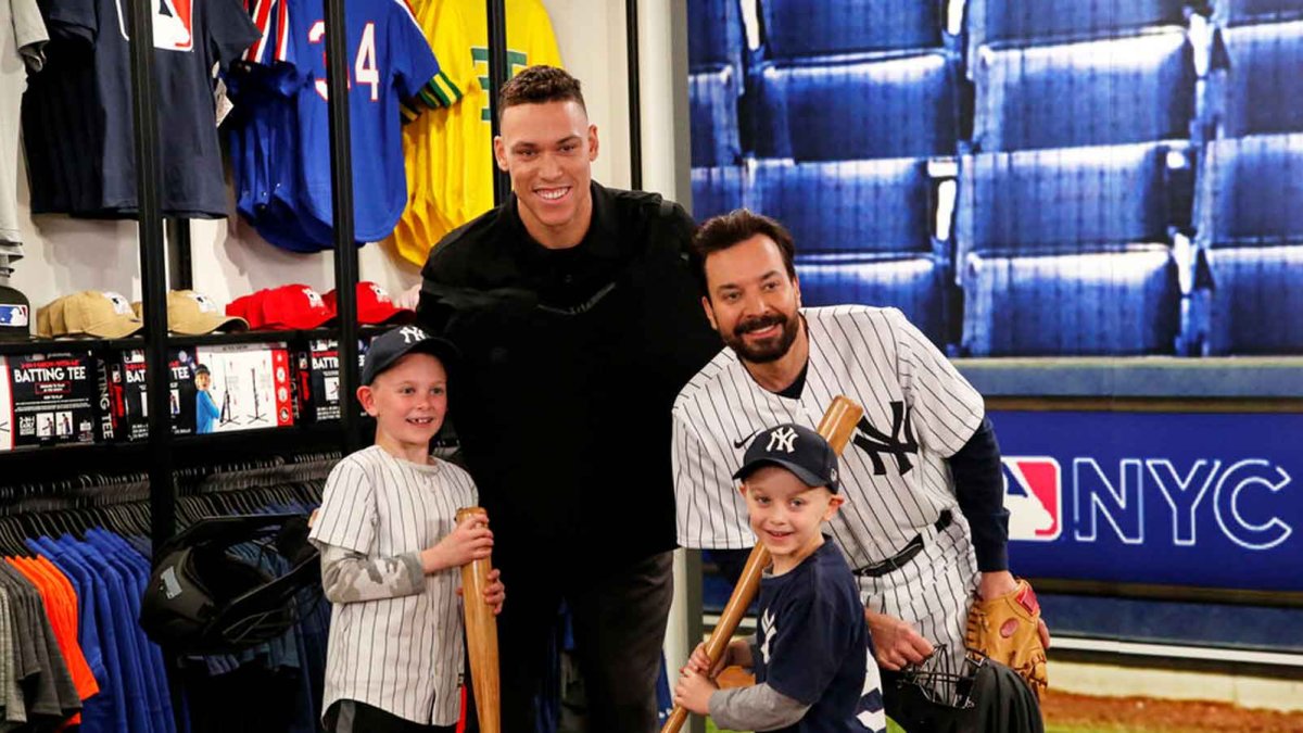 Aaron Judge Photobombs Yankees Fans With Jimmy Fallon – NBC Boston