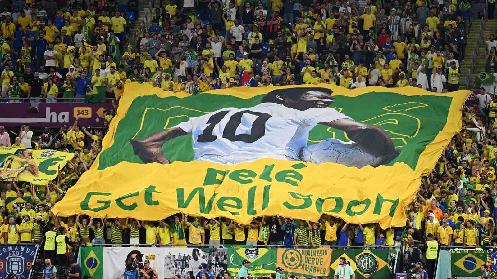 Pelé Honored By Brazilian National Team After Victory at World Cup ...