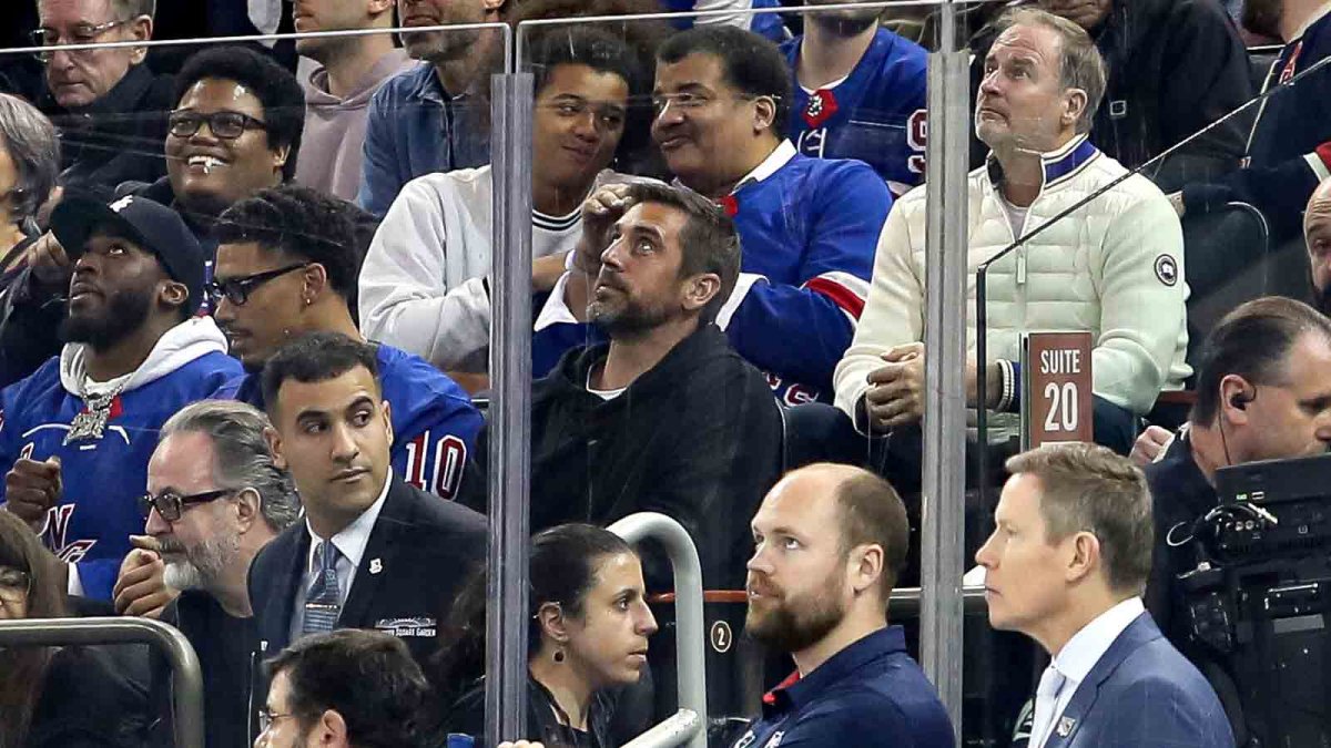 Aaron Rodgers Receives Loud Ovation While Attending Rangers-Devils Game ...