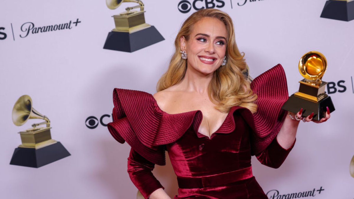 Adele warns fans about throwing things on stage during concerts – NBC Boston