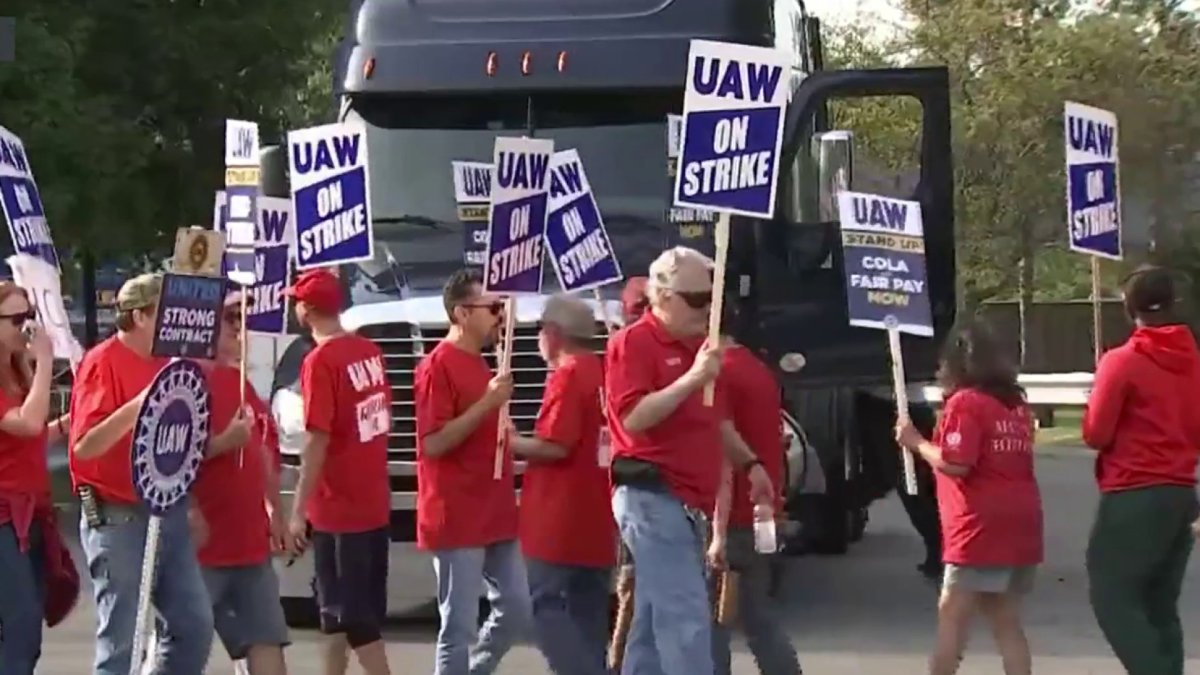 Workers walk out of Mansfield distribution facility amid UAW strike ...