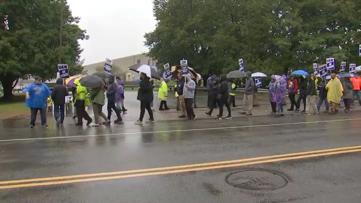 UAW expands strike: More Massachusetts auto workers picket – NBC Boston