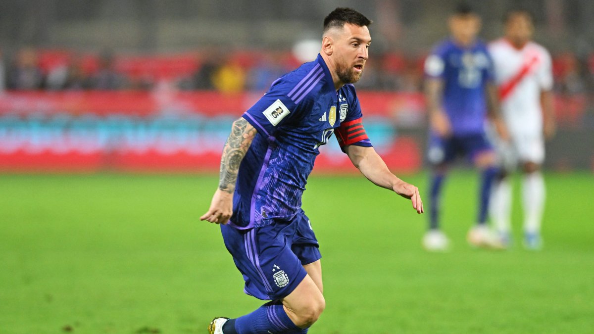 Lionel Messi scores first-half brace in Argentina-Peru – NBC Boston