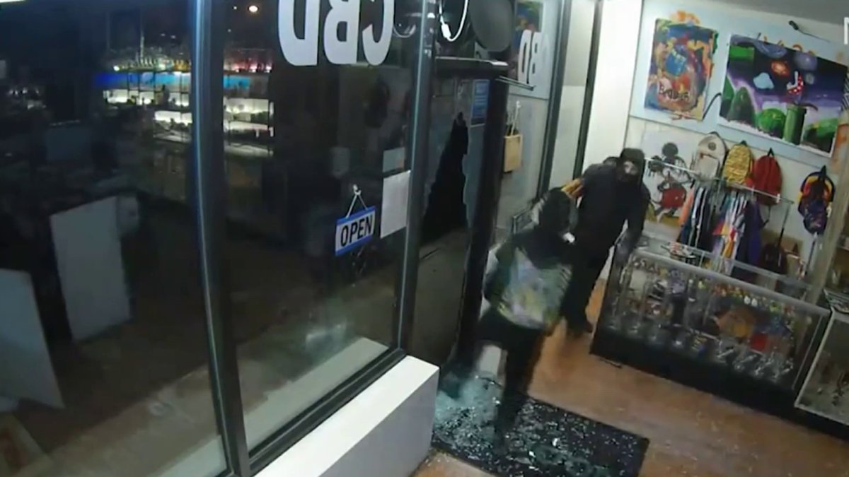 Vapor Zone Saugus, Mass. latest victim of smash-and-grab burglary – NBC ...