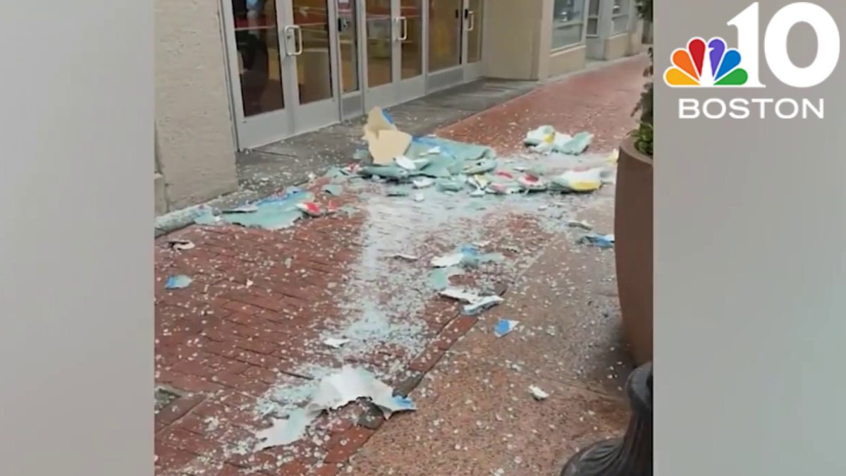 Large piece of glass falls from window in Downtown Crossing – NBC Boston