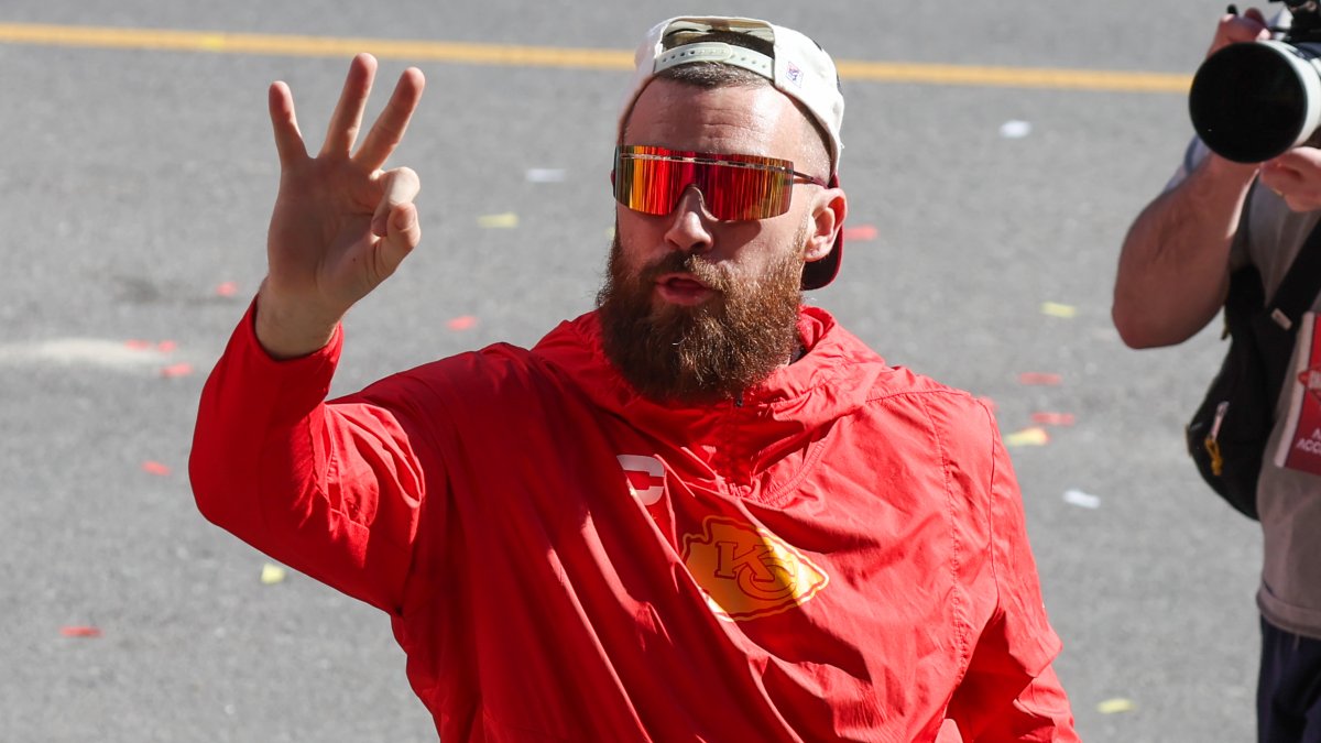 See Travis Kelce show off his ‘signature’ dance move to ‘Karma’ at ...