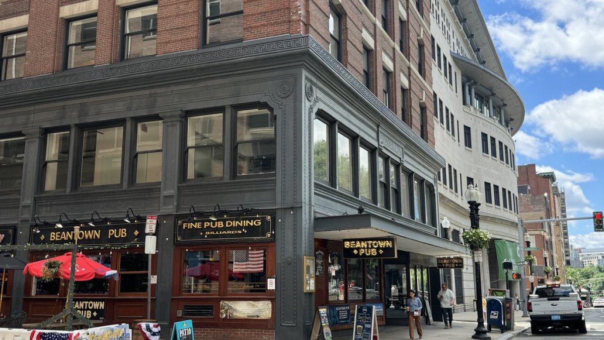Suffolk University buys Beantown Pub building for use as dorm space ...