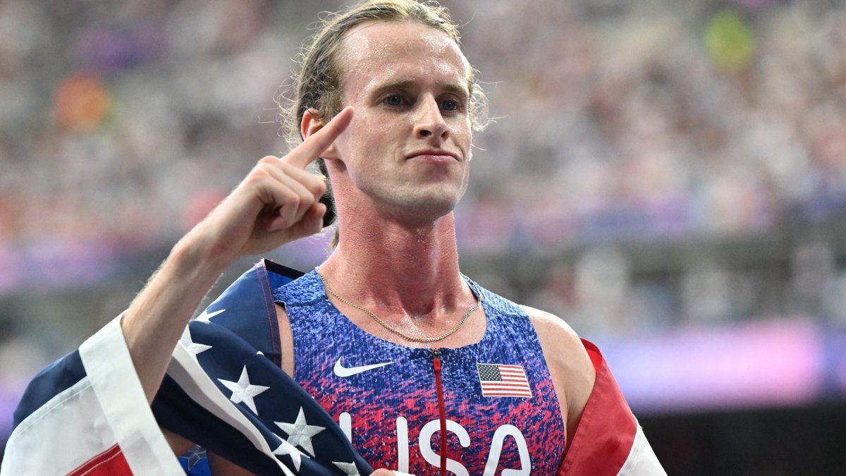 Cole Hocker wins stunning men’s 1500m – NBC Boston