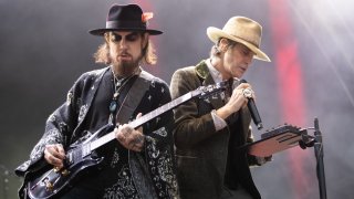 Jane’s Addiction bandmates sue each other over onstage fight that ended ...