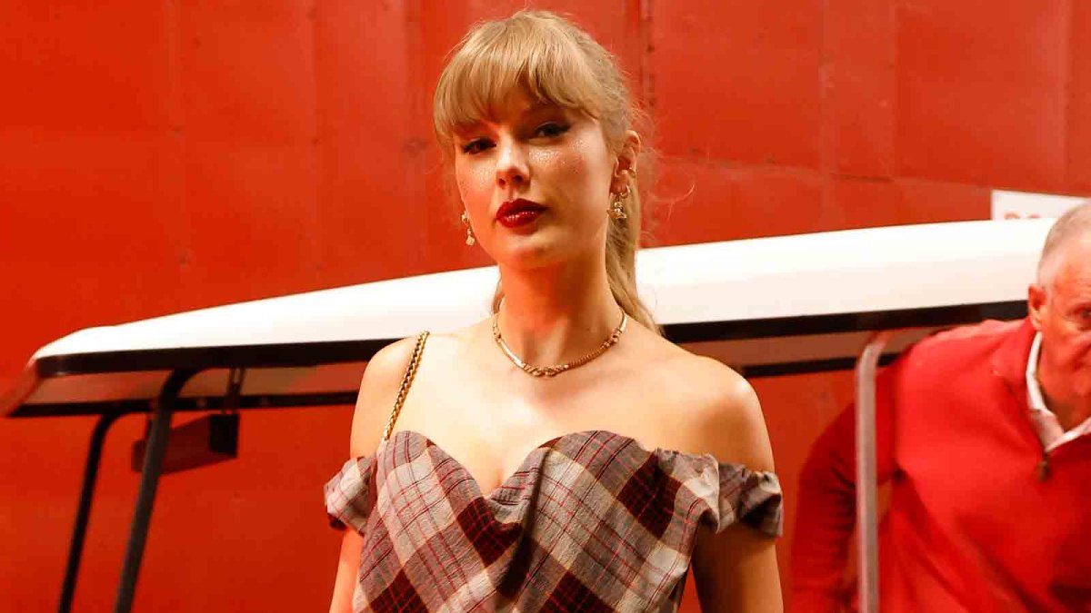 Taylor Swift arrives at Chiefs game to cheer on Travis Kelce – NBC Boston