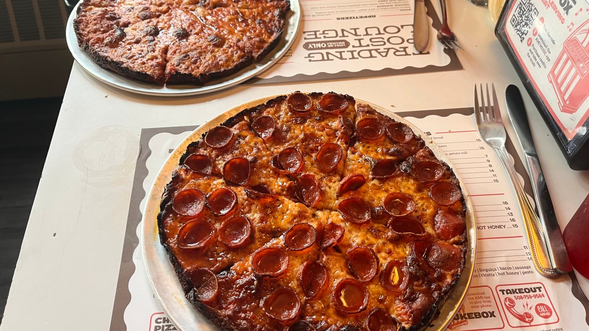 Cape Cod bar pizza review: Bourne’s Trading Post Lounge – NBC Boston