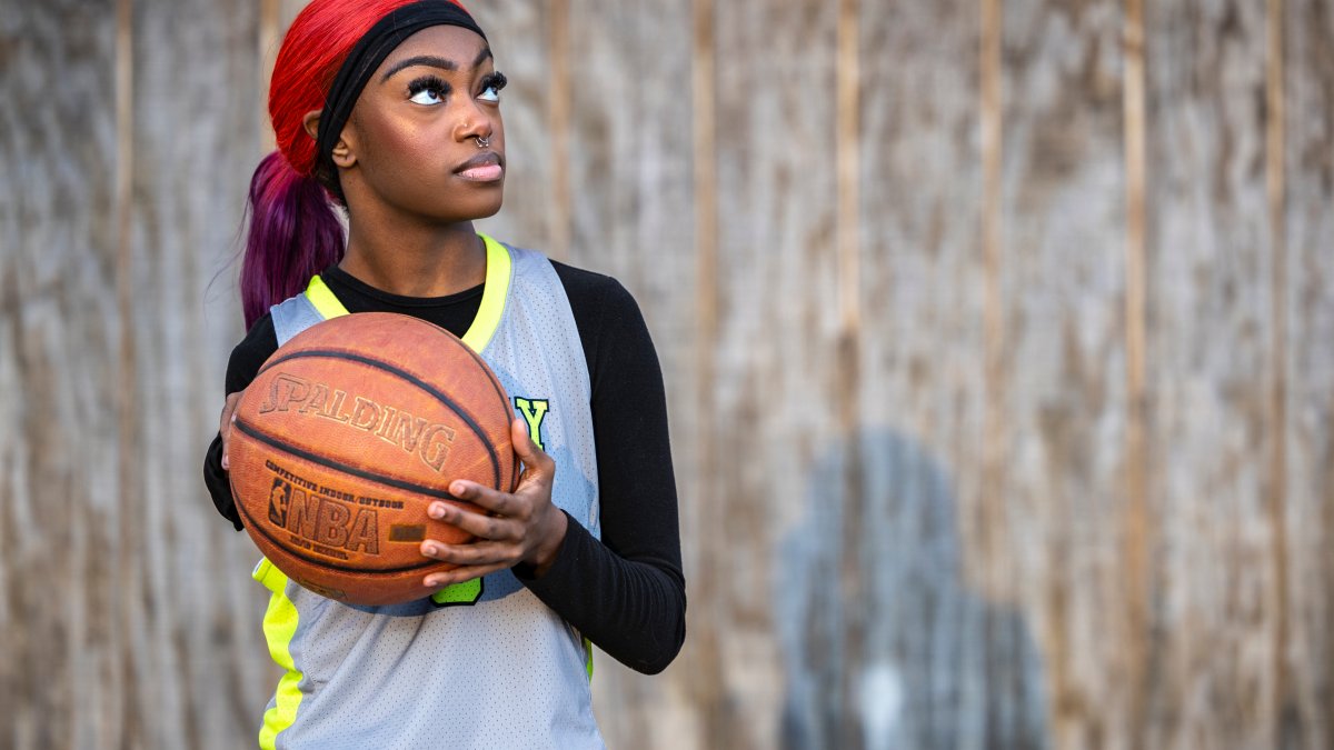 One-armed basketball player makes women’s Division III history with ...