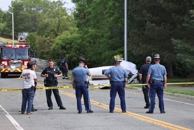 Beverly plane crash leaves 1 dead, 1 injured – NBC Boston