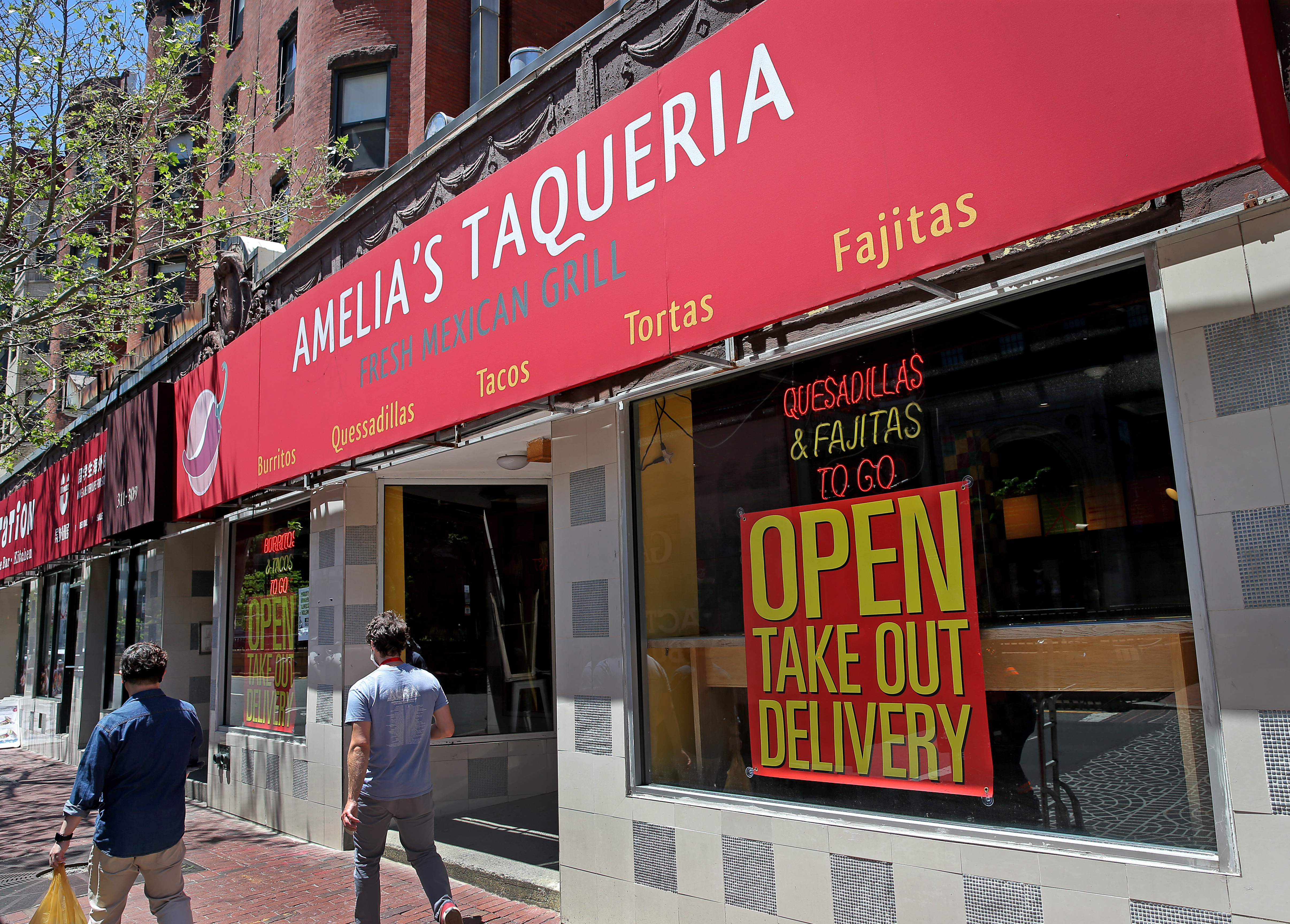A Boston Amelia’s Taqueria rebrands to Amelia’s Cluck & Smash – NBC Boston