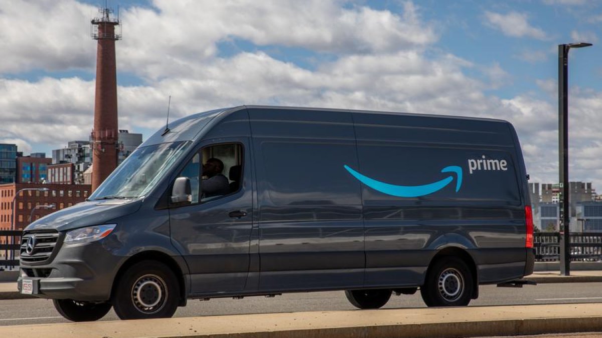 Amazon to hire 5,500 Mass. workers during holiday push – NBC Boston