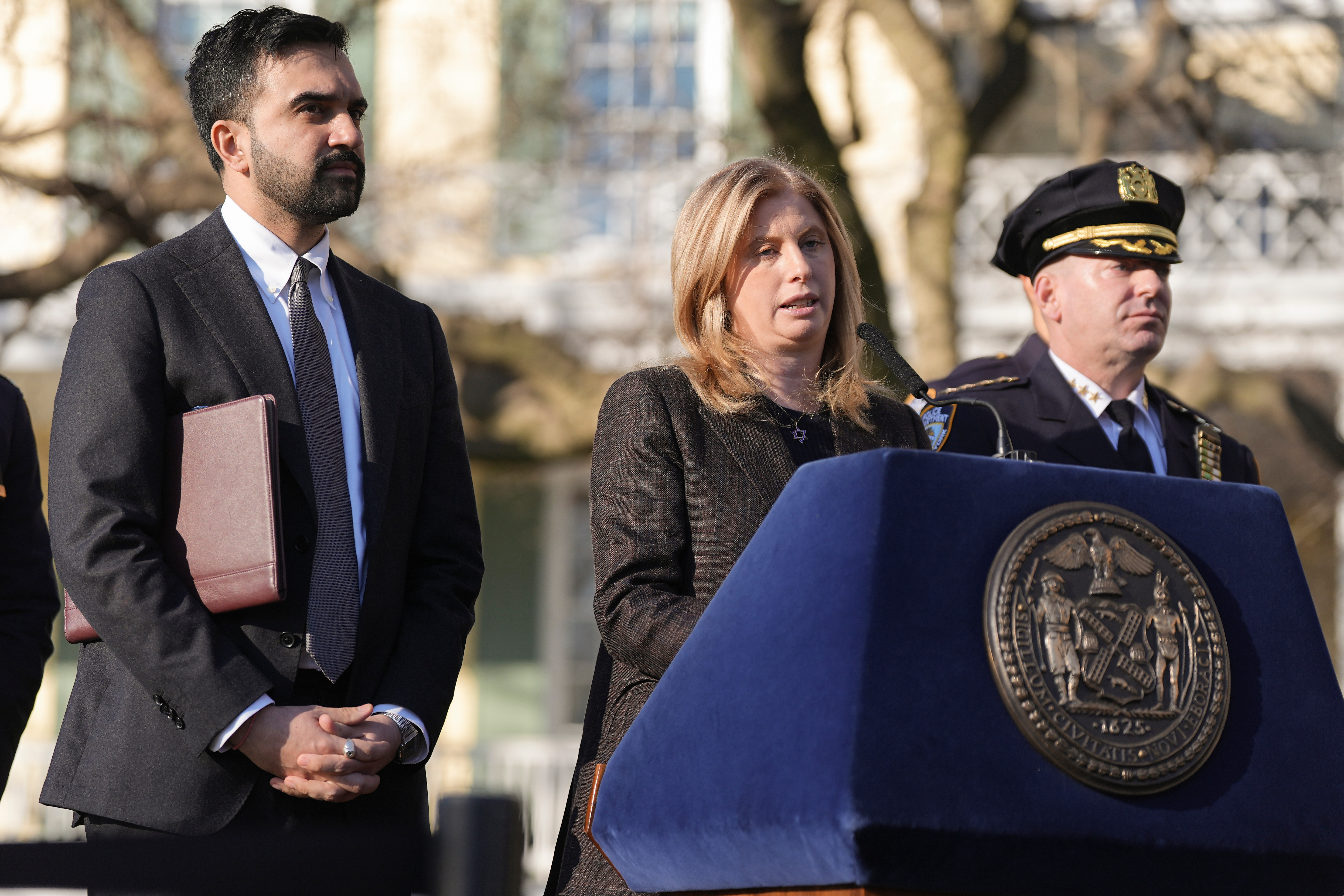 Explosives thrown near NYC mayor’s home probed as ISIS-inspired – NBC ...