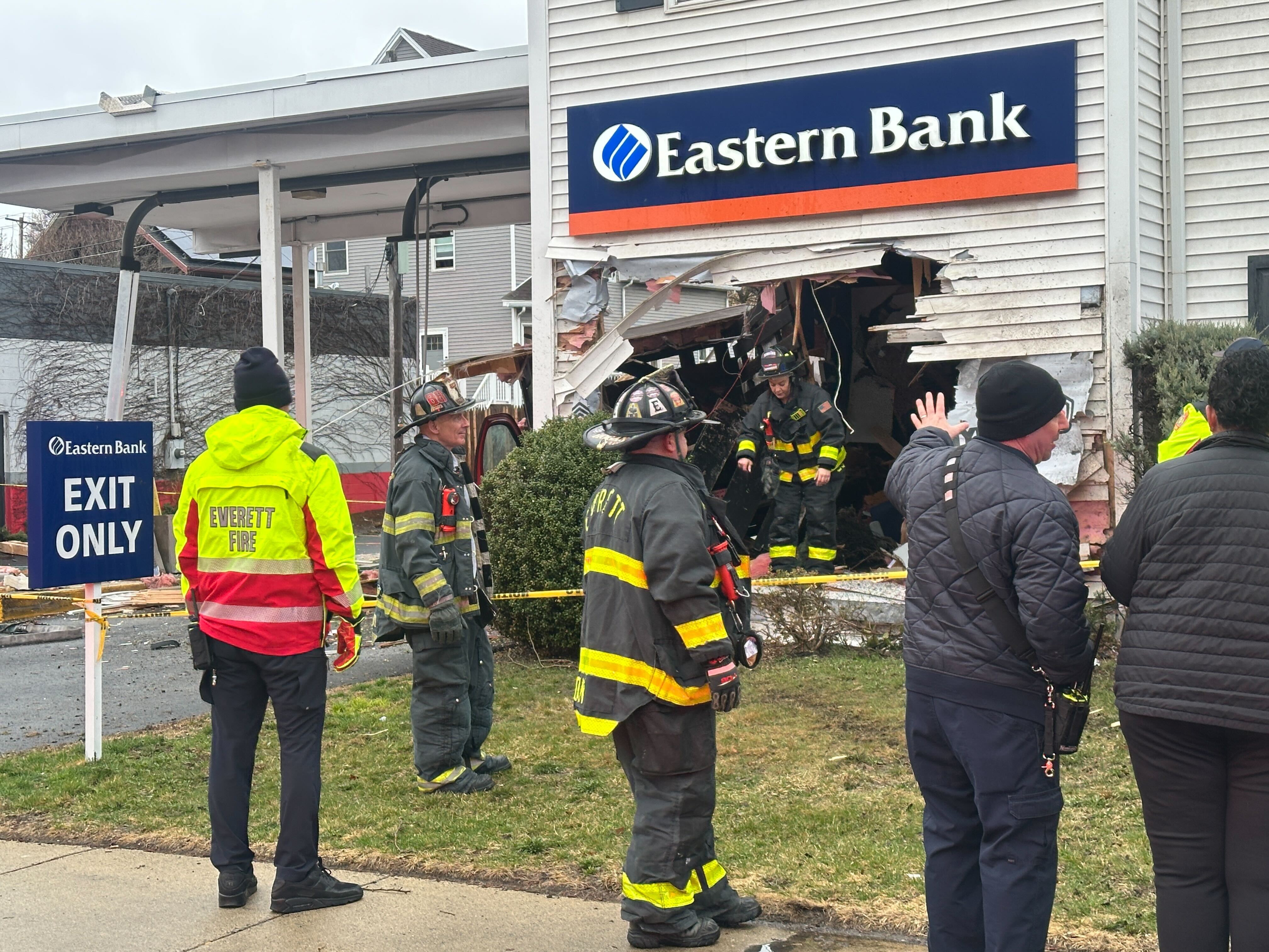 Everett Mass. Eastern Bank branch damaged in crash – NBC Boston