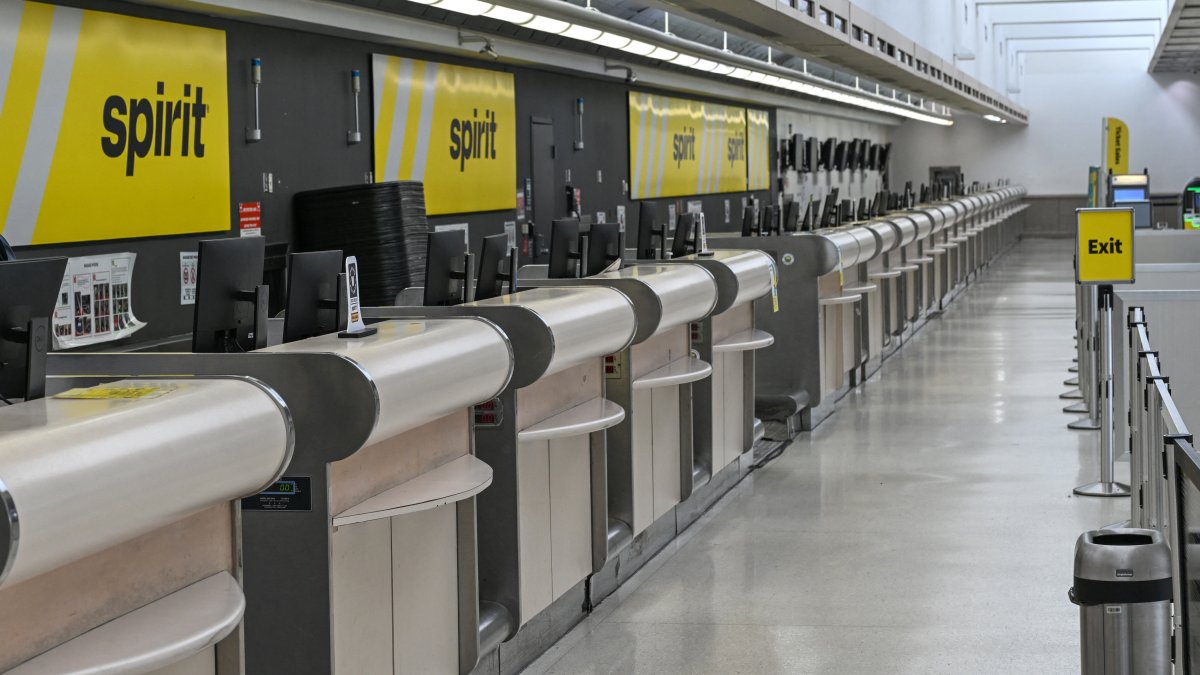 Spirit Airlines collapse strands travelers: What to know about refunds ...